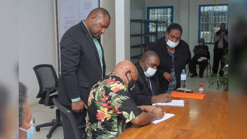 DFCDR SIGNS MOU WITH PILAG TO ADDRESS STAFF TRAINING NEEDS : PNG Haus Bung