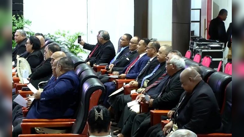 TONGA'S KING OPENS PARLIAMENT : PNG Haus Bung