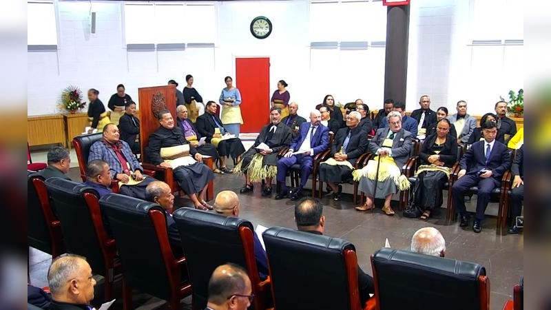TONGA'S KING OPENS PARLIAMENT : PNG Haus Bung