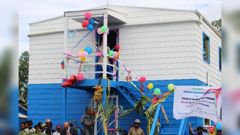 KUPIANO SECONDARY OPENS NEW DORMITORY : PNG Haus Bung