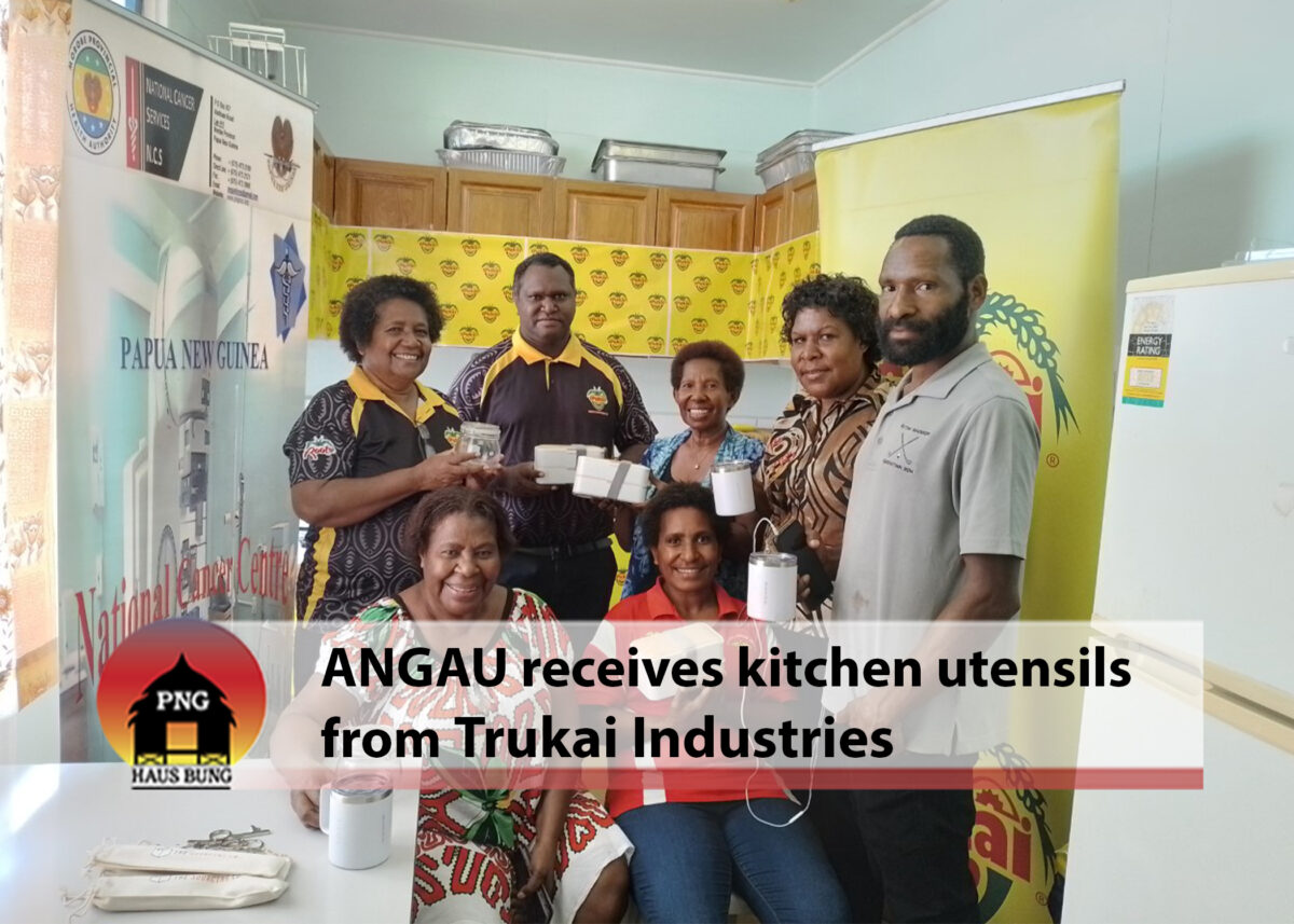 NATIONAL CANCER SERVICE RECEIVE DONATION : PNG Haus Bung