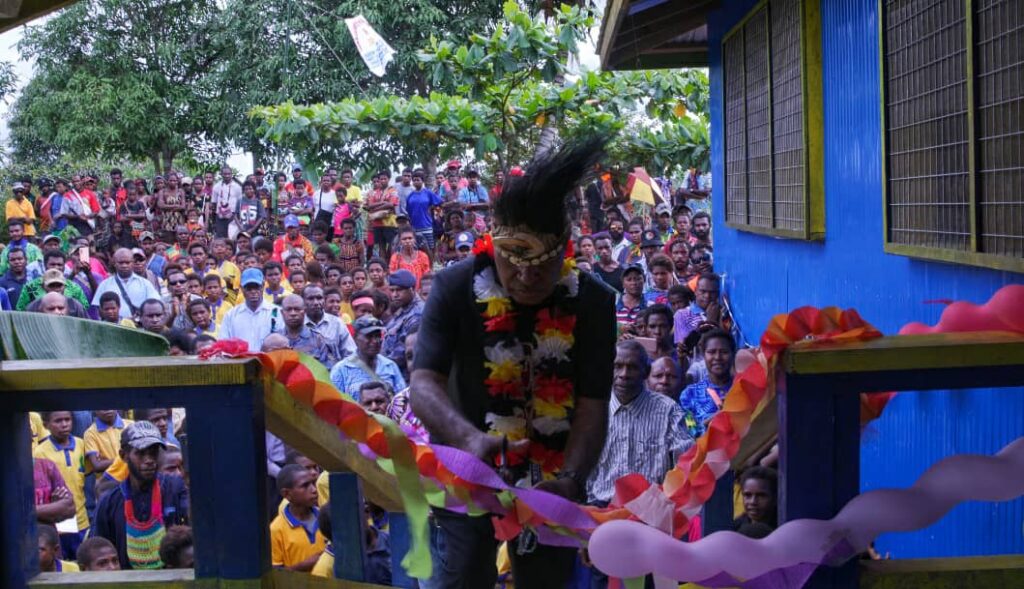 EAST SEPIK TOPS IN EDUCATION : PNG Haus Bung
