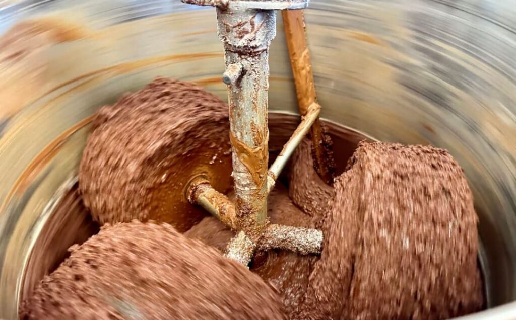DUNEDIN CHOCOLATE FACTORY SUPPORTS PACIFIC FARMERS : PNG Haus Bung